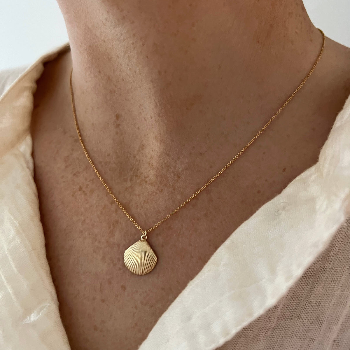 SCALLOPED SHELL ON GOLD CHAIN – ALV Jewels