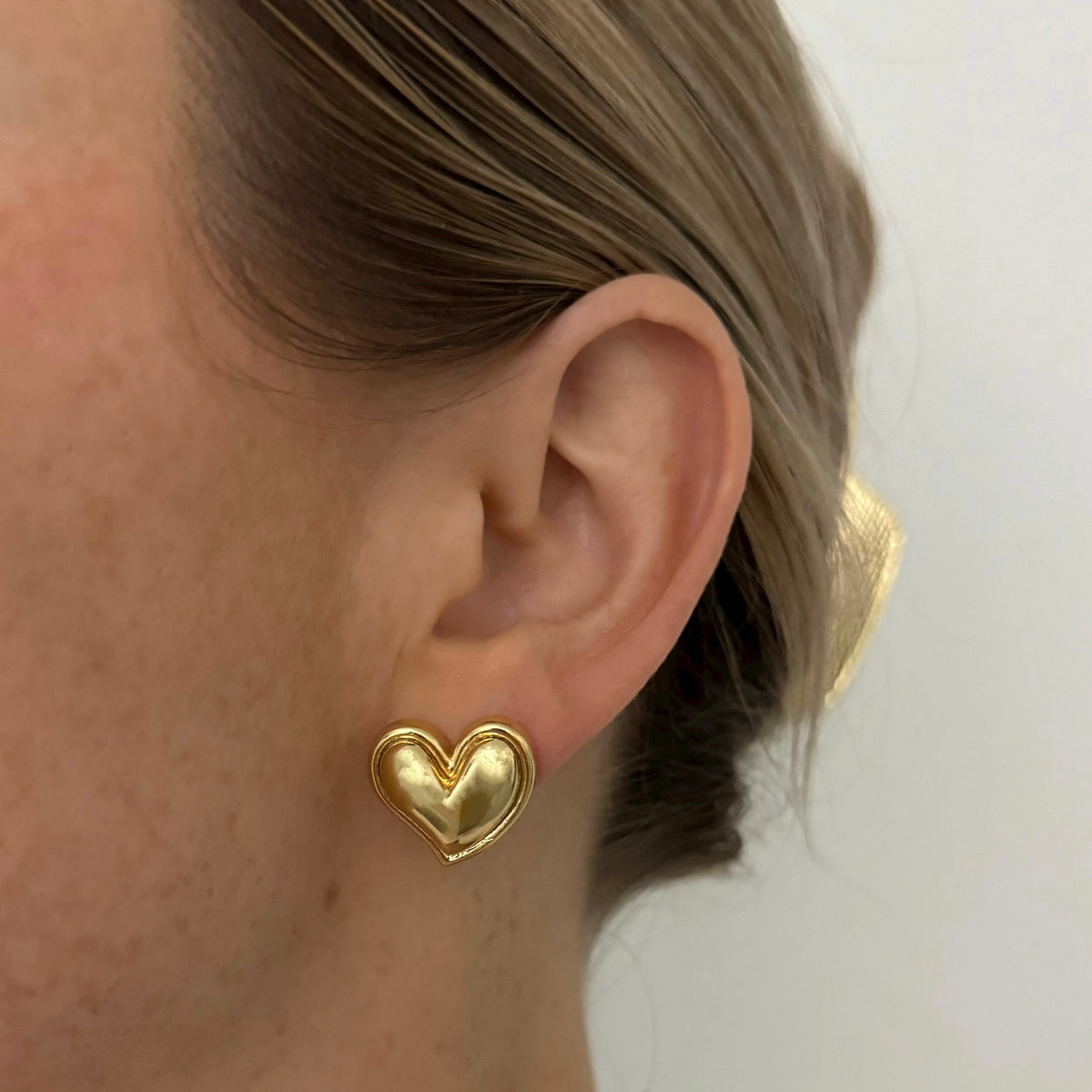 GOLD BITSY HEART STUDS – ALV Jewels
